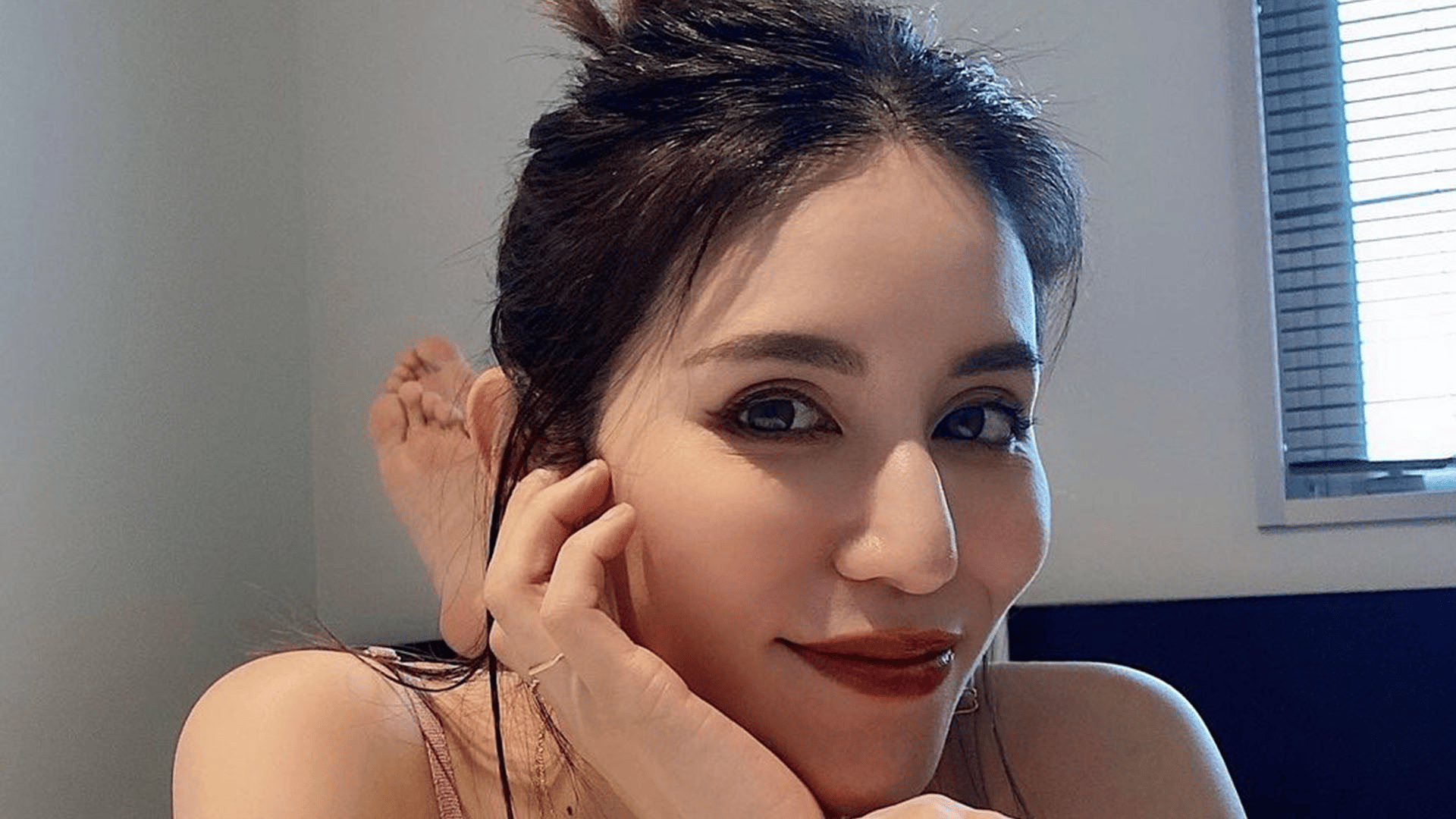 元チャゲアス ASKAの娘・宮﨑薫(35) 寝る前のプライベートショット - ABEMAエンタメ - 話題のSNS (ニュース) | 無料動画・見逃し配信を見るなら | ABEMA